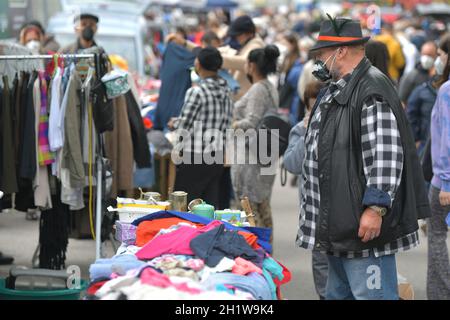 Großer wöchentlicher Flohmarkt auf dem Wienerberg in Wien, Österreich ...