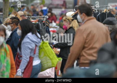 Großer wöchentlicher Flohmarkt auf dem Wienerberg in Wien, Österreich ...