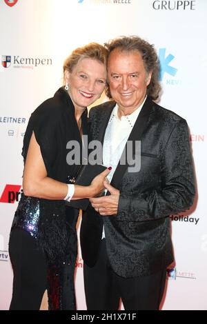 Chris Andrews mit Ehefrau Alexandra Andrews bei der Verleihung der ...