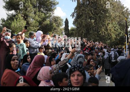 Jerusalem. 19th Oct, 2021. Palestinians participate in a celebration ...