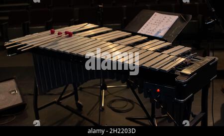 Marimba with white keys and drum sticks Stock Photo - Alamy