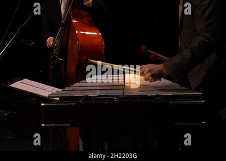 Marimba with white keys and drum sticks Stock Photo - Alamy