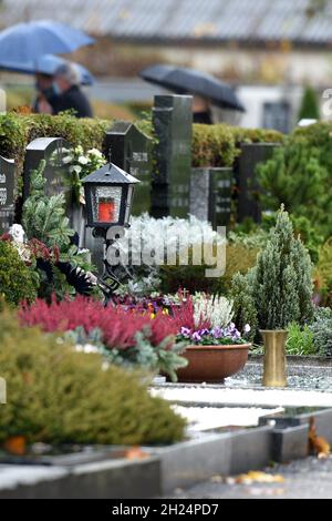 Gräber auf dem Friedhof Wels im Herbst, Österreich, Europa - Graves in the cemetery Wels in ...