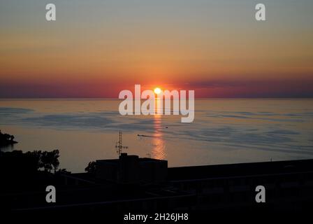 Sunset over Lake Erie, Lakewood, Ohio Stock Photo - Alamy