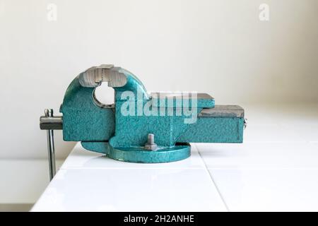 Bench clamps are an important tool in engineering and industrial design ...