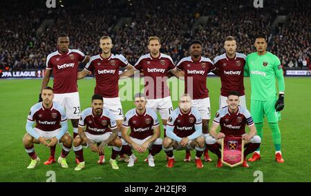 England team group. (back l-r) David Duckham, John Spencer, Rodney Webb ...