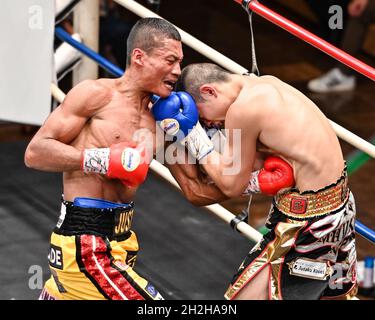 Andy Hiraoka (red gloves) and Jin Sasaki (blue gloves) compete during ...