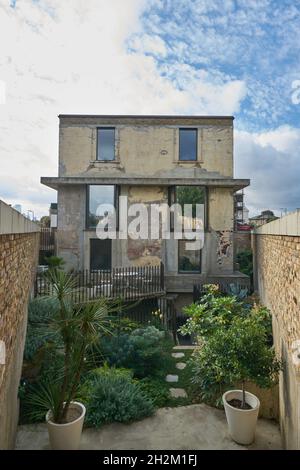 Artist Sue Webster Mole Man House dalston Stock Photo - Alamy