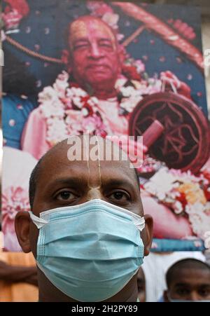 Krishna devotee in an ISKCON temple Stock Photo - Alamy