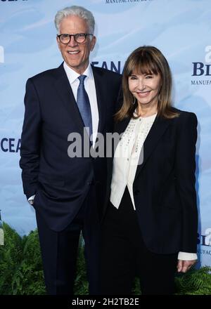Actress Mary Steenburgen (L) and her husband Ted Danson (R) pose during ...