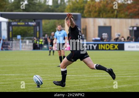 Owen Farrell #10 of Saracens converts the try kick during the Gallagher ...