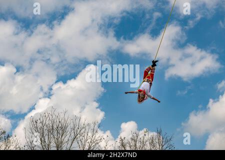 Aztec Dancer performing a traditional dance Stock Photo - Alamy