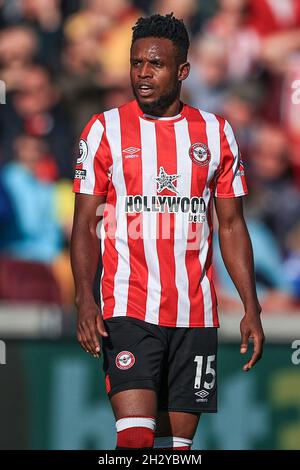 Frank Onyeka #15 of Brentford during the Premier League match Liverpool ...