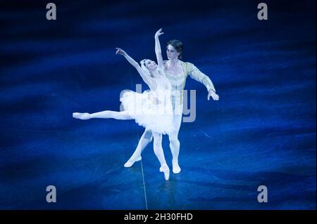 Daria Klimentova and Vadim Muntagirov perform 'Vue de L'autre' during ...