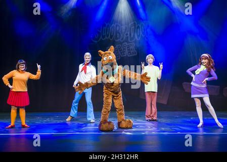 Rebecca Withers (Velma), Chris Warner Drake (Fred), Joe Goldie (Scooby ...