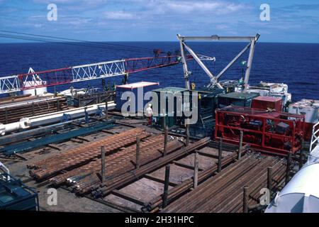 Crane, Offshore semi-submersible drilling rig SEDCO 700, drilling well ...