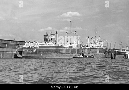 Ein Schiff der Walter Rau Walfang AG im Hafen von Hamburg, Deutschland ...