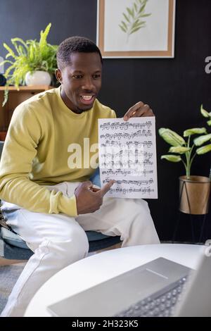Teacher explaining subject to pupils Stock Photo - Alamy