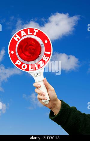 Eine Hand mit einer Polizeikelle, STOP, POLIZEI, Kontrolle ...