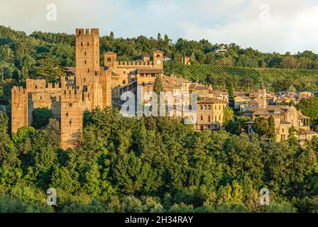 The Rocca Viscontea (Visconti castle) in Castell'Arquato, Emilia ...