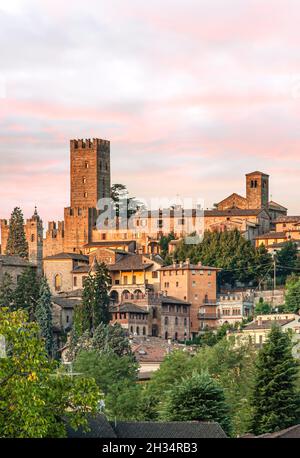 The Rocca Viscontea (Visconti castle) in Castell'Arquato, Emilia ...