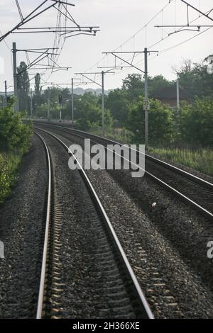 Two parallel railroad tracks converging on the horizon Stock Photo - Alamy