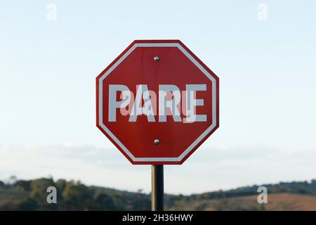 Mandatory stop sign in Brazilian Portuguese PARE Stock Photo - Alamy
