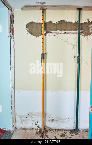 Support struts, house under construction Stock Photo - Alamy