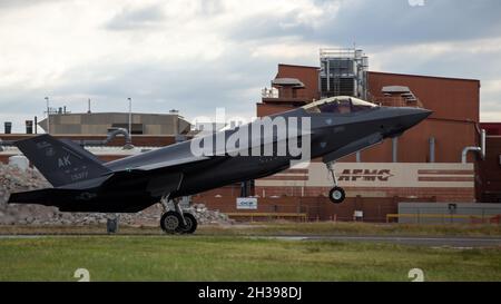 With Building 3001 in the background, an F-35 Lightning II aircraft ...