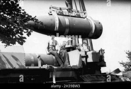 The enormous heavy mortar Karl Gerät used by the Wehrmacht during WW2 ...