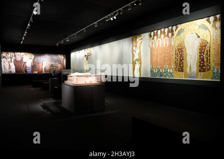 Beethoven Frieze by Gustav Klimt painted in 1902 in homage to ...