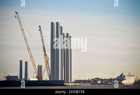 Siemens Blade Factory - wind turbine parts being loaded aboard Bold ...