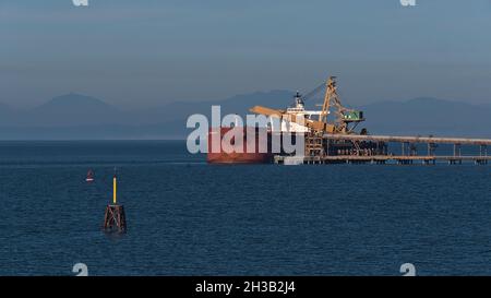 Bulk carrier Hyundai Atlantic loading coal at Roberts Bank Superport ...