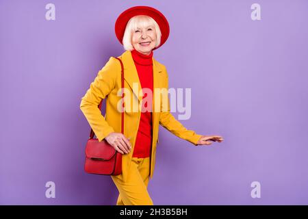 Profile photo of cheerful short hairdo brunette young lady hold empty ...