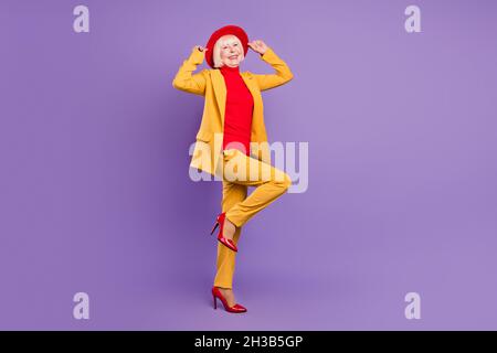 Profile photo of cheerful short hairdo brunette young lady hold empty ...