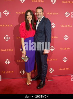 27 October 2021, Hessen, Frankfurt/Main: Actress Jessica Schwarz (r ...