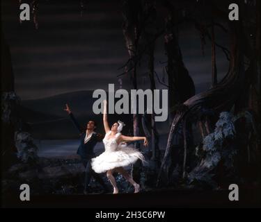 TOMMY RALL and BARBRA STREISAND as Fanny Brice with ballet Dancers in ...
