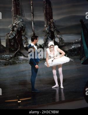 TOMMY RALL BARBRA STREISAND as Fanny Brice and Dancers on set candid ...