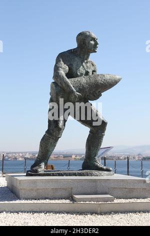 Statue of the Gallipoli battle hero,Turkish Corporal Seyit Onbasi in ...