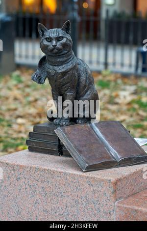 statue of Street Cat Named Bob Islington Stock Photo - Alamy