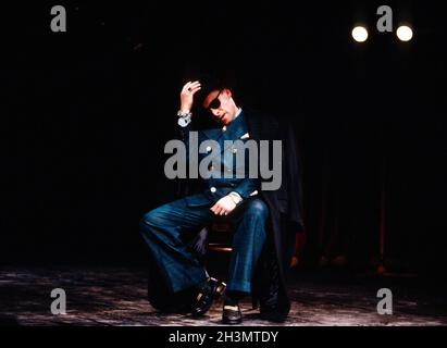 Antony Sher (Singer) in SINGER by Peter Flannery at the Royal ...