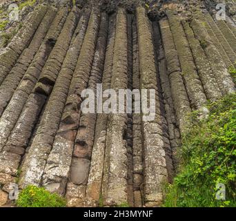Closeup on hexagonal rock formation, The Amphitheatre in Giants ...