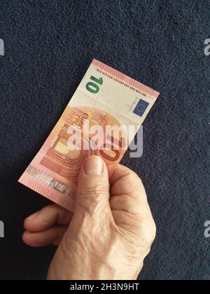 Alter Mann bezahlt mit 10 Euro-Schein Stock Photo - Alamy