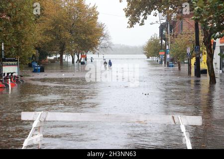 Alexandria, VA, USA. 29th Oct, 2021. View of King and Union Street in ...