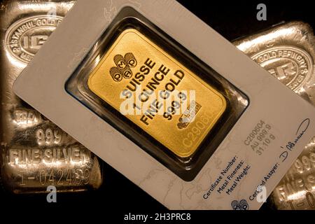 One ounce Gold bars Stock Photo - Alamy