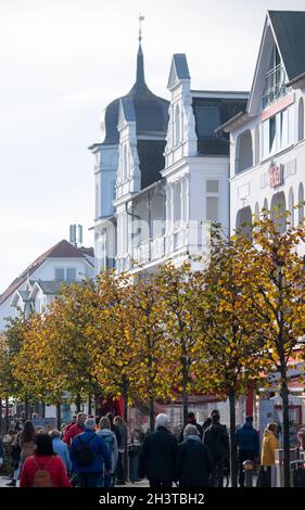 Binz, Germany. 30th Oct, 2021. Tourists walk on the beach promenade in ...
