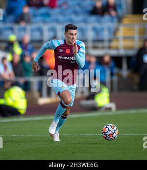 Burnley Matthew Lowton on the ball Stock Photo - Alamy