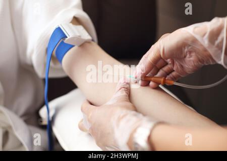 Nurse preparing patient for blood draw Stock Photo - Alamy
