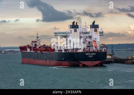 large oil tanker ships alongside at the exxon mobil esso fawley oil ...