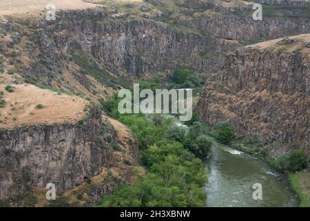 Akhurian river, border between Turkey (right) and Armenia (left). View ...